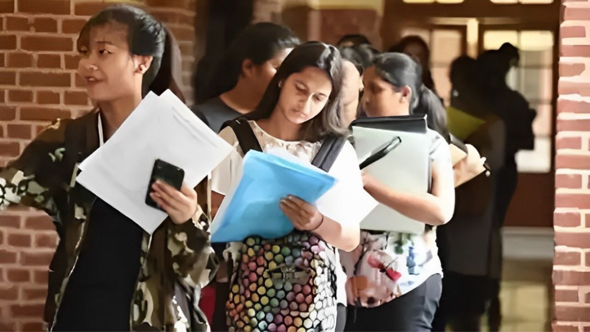 Life at DU SOL vs Life at Regular College - DU Squad