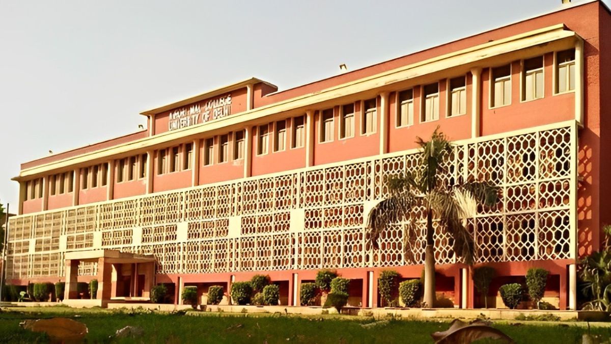 How is the Crowd of Kirori Mal College, Delhi University?